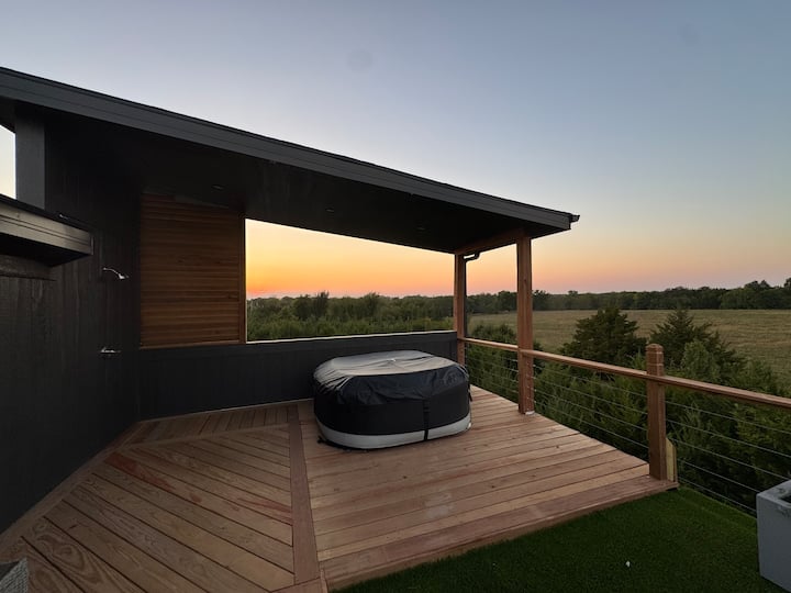 Rooftop Hot Tub Lake Getaway, Golf Cart & Fire Pit - Fontana, KS