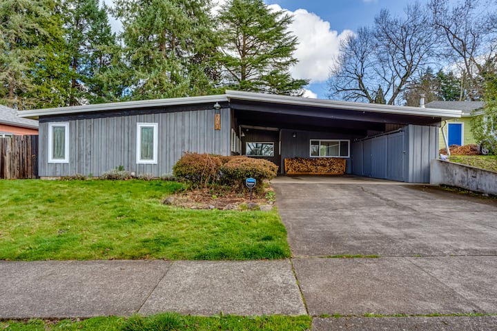Bright & Spacious Getaway - Eugene, OR