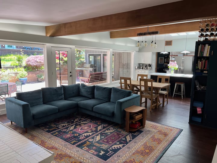 Bright & Spacious Getaway - Eugene, OR