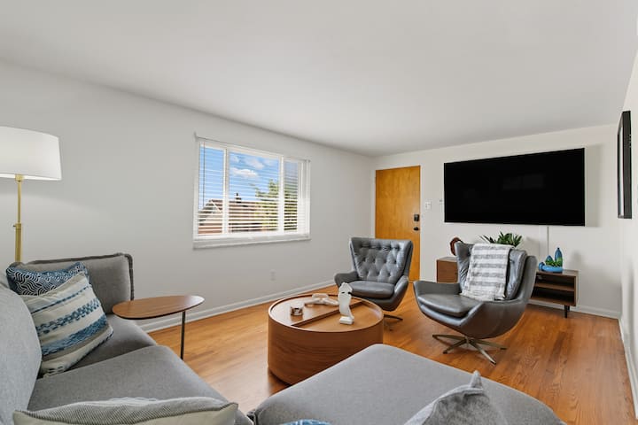 Modern Bellevue Retreat – Near Stadiums & Downtown - 貝爾維尤