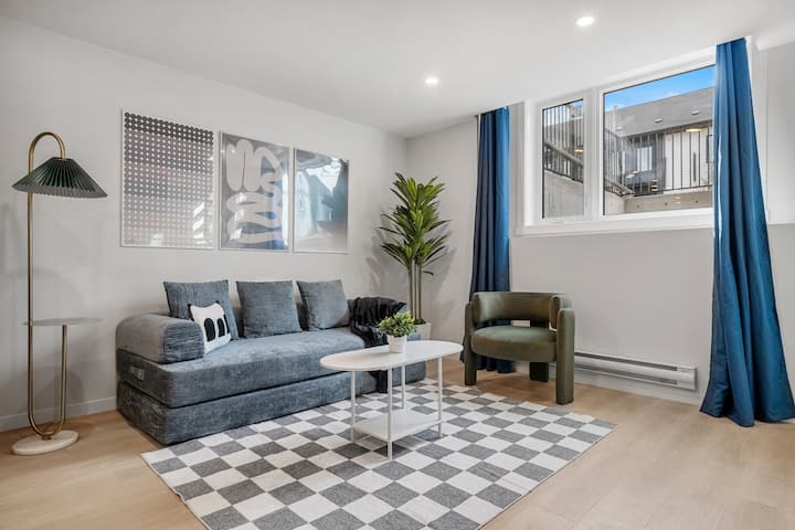 Brand New! Modern 2br Condo Near Airport W Parking - Canada