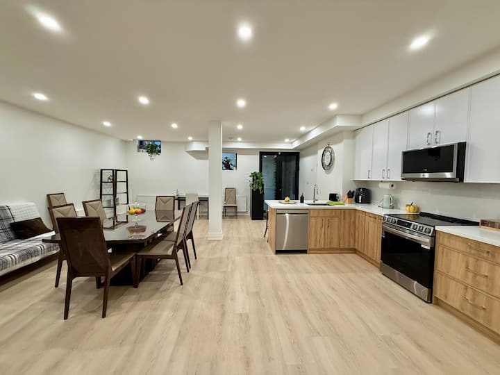 Stylish 2br 2 Ba Suite Near Subway Shops - Toronto