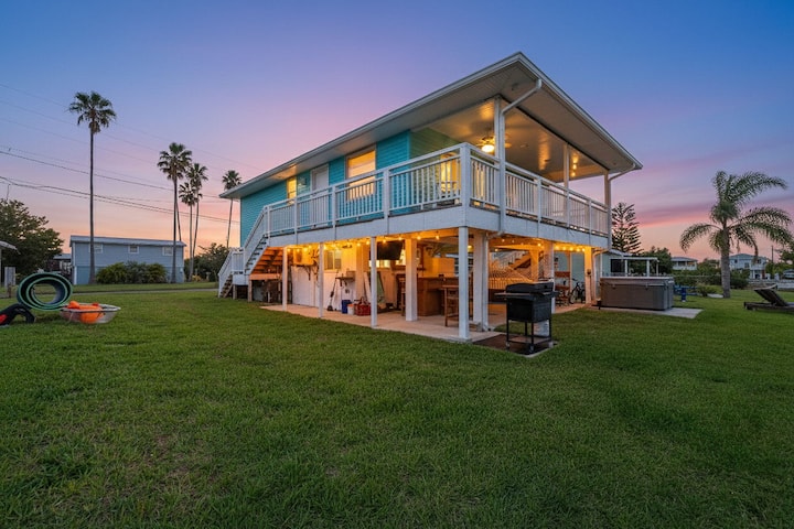 Waterfront 3br/2.5ba | Hot Tub, Fishing & Dock - Hernando Beach, FL