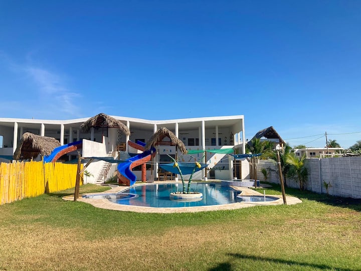 Frente Al Mar Con Tobogán Y Piscina Gigante - Monterrico
