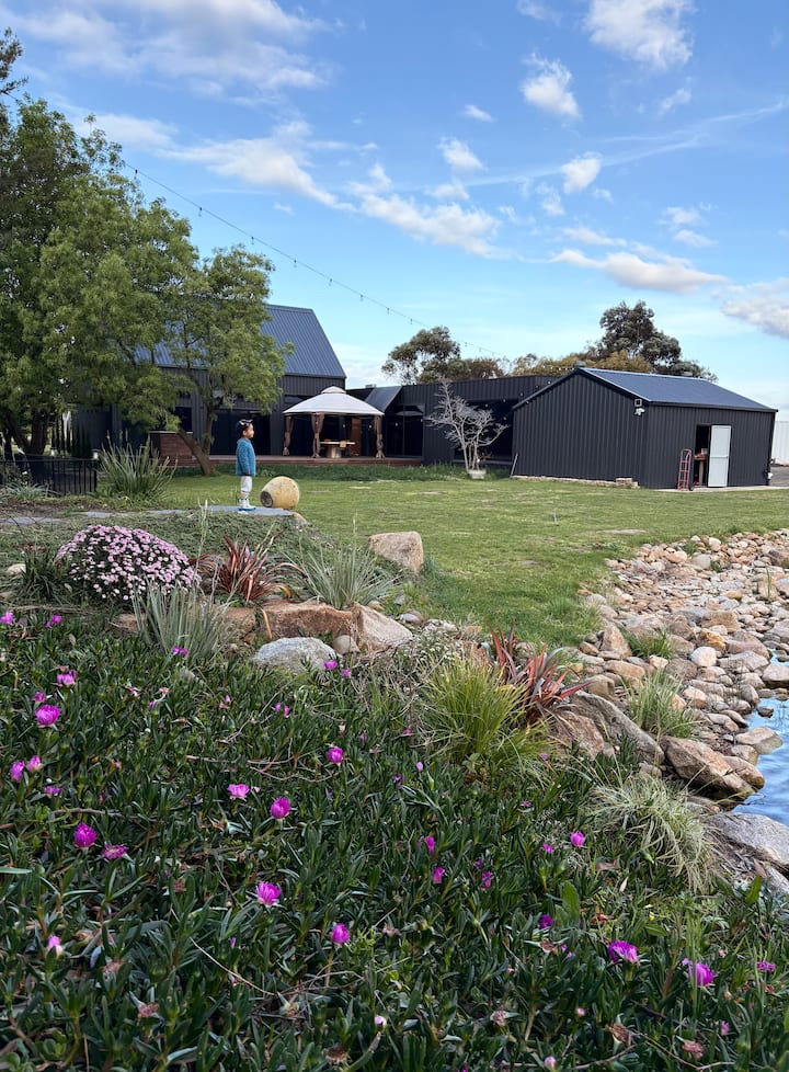 Luxury 1-bedroom Retreat On 10 Acres, Near Beaches - Dandenong