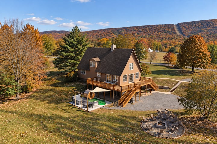 Mountain Views + Sauna | Hot Tub Retreat - Berkeley Springs, WV