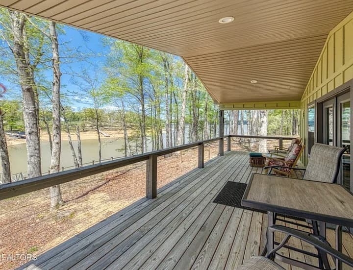 The Lake Cottage Hideaway - Dandridge, TN