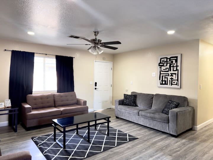 3br/2ba Home | 2 King Beds | Modern Bathrooms - Hanford, CA