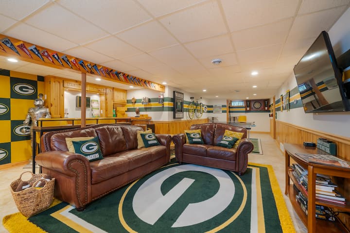 Walk To Lambeau! Cozy Packer Getaway - Green Bay, WI
