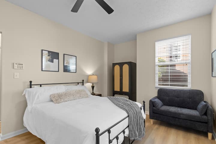 Cozy Studio In Carmel’s Arts District - Carmel, IN