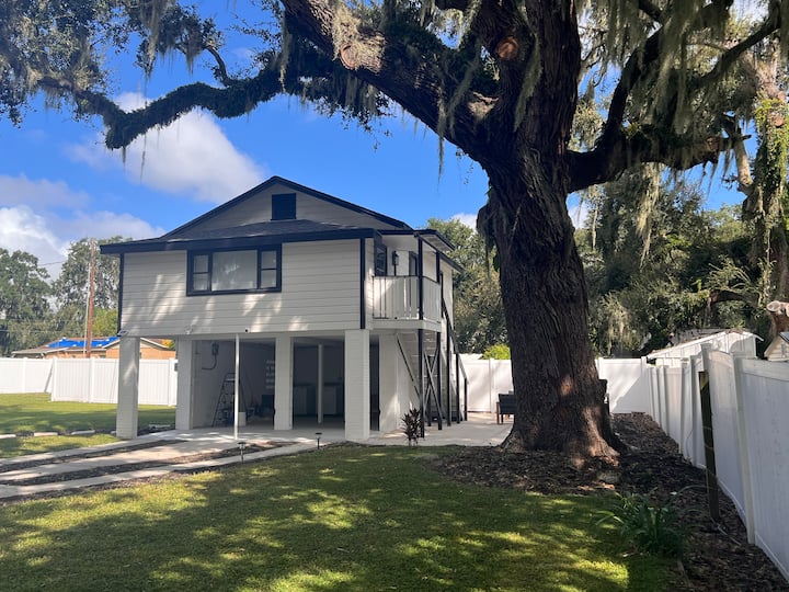 Relaxing Lakeland Getaway Near Downtown & Lakes - Lakeland, FL