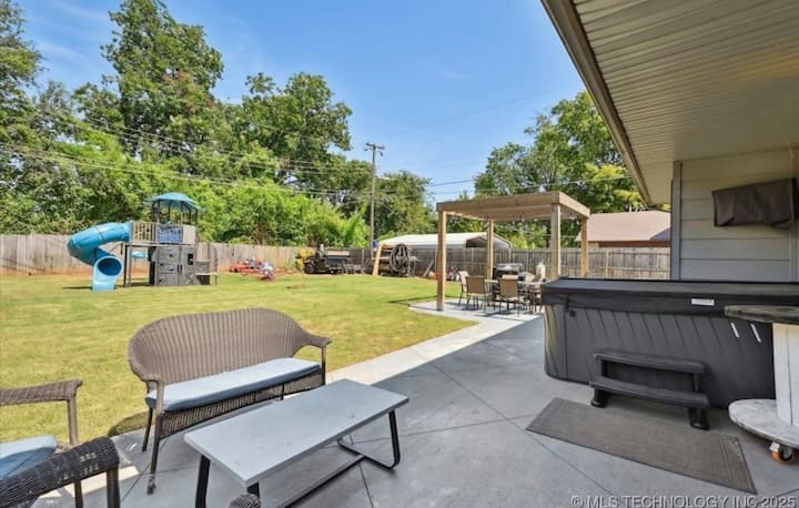 Hot Tub Hideaway - Bixhoma Lake, OK