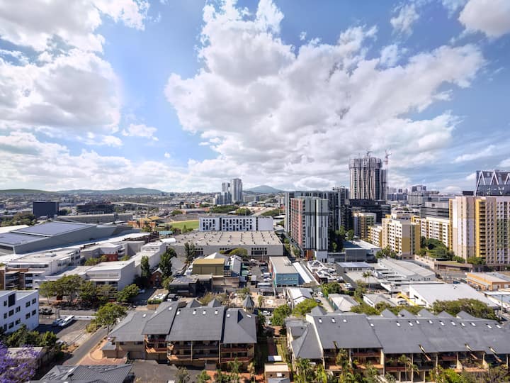 Modern 2br Apt City Views & Resort-style Living - Brisbane