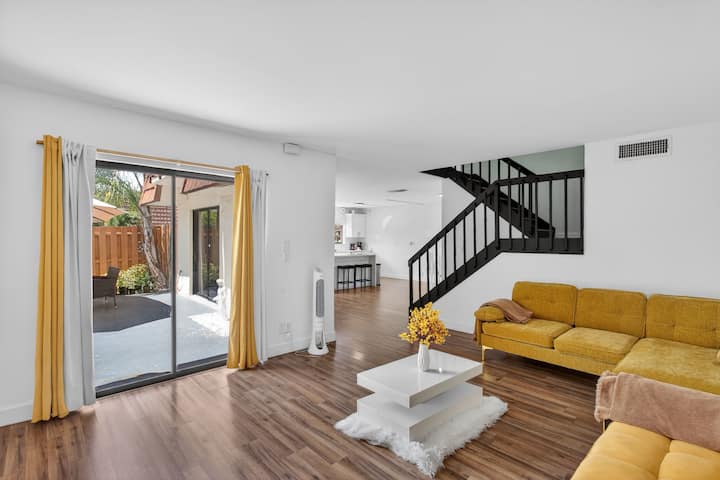 Bright & Cozy Townhome · Pool & Near Downtown - Fort Myers, FL