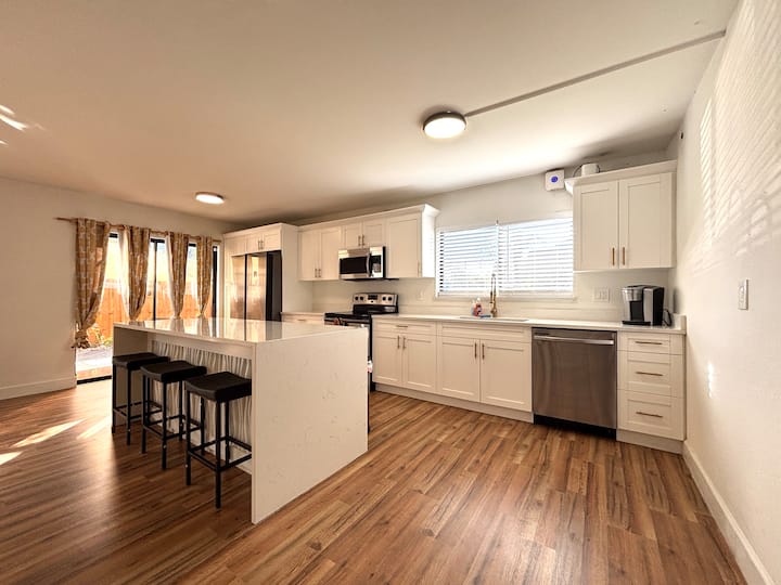 Bright + Cozy Townhome · Near Downtown & Beaches - Fort Myers