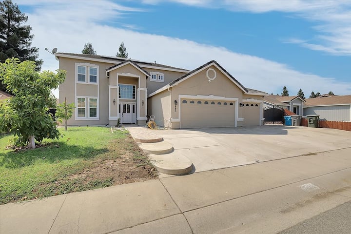 Spacious Luxe Double Story Delight - Marysville, CA