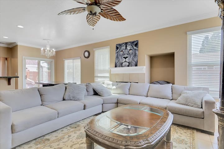 5 Star Luxe Spacious Double Story Delight - Yuba City, CA