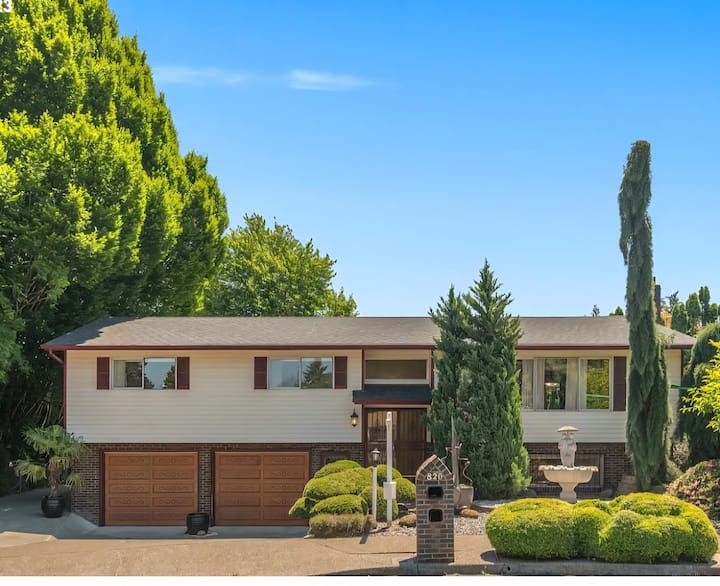 Charming 4-bed, 3-bath Modern, Great For Groups! - Gresham, OR