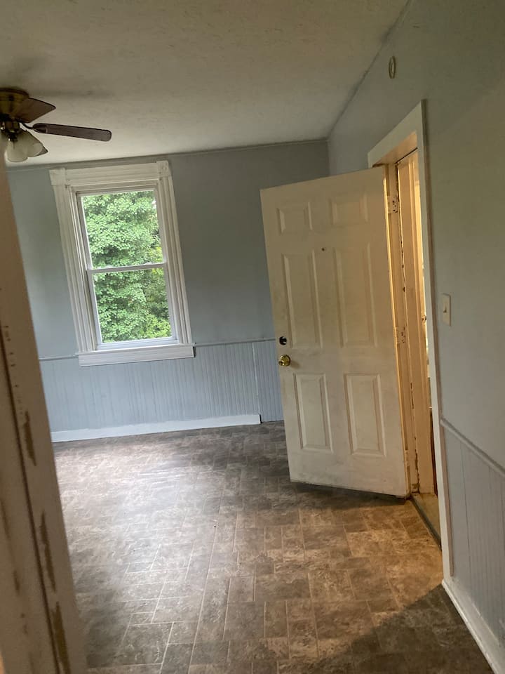 Off-grid Dry Stay  Private King Room Near Casino - Danville, VA