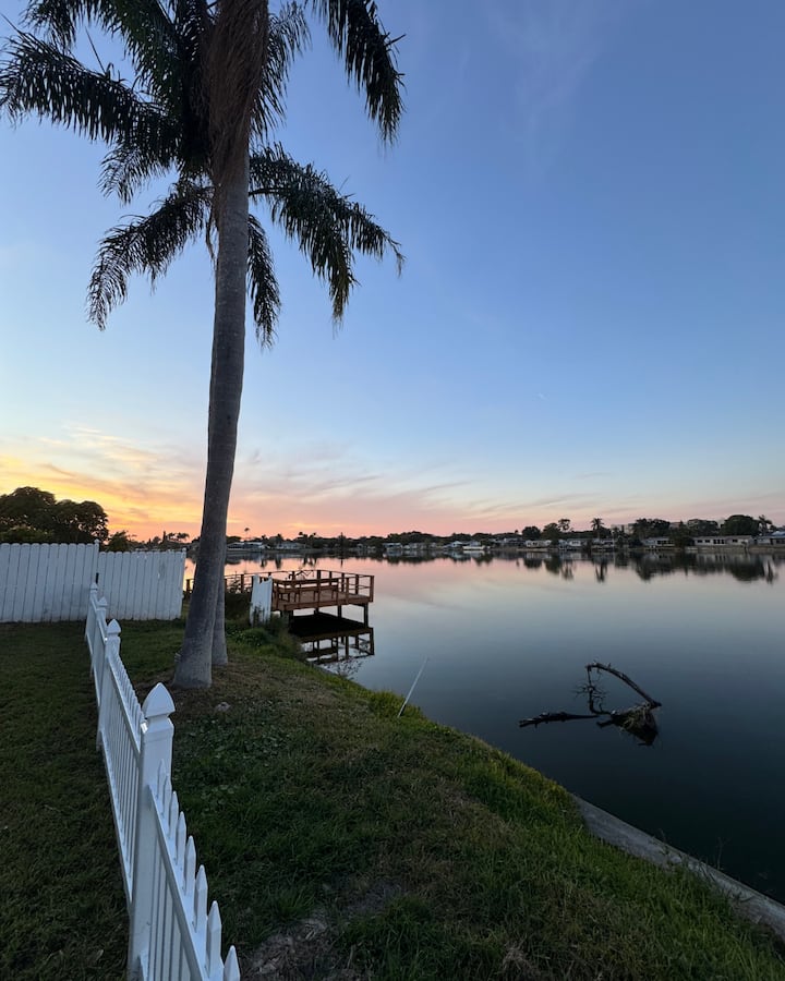 The Blue Shore Bungalow | Lakefront+coastal Charm - 홀리데이