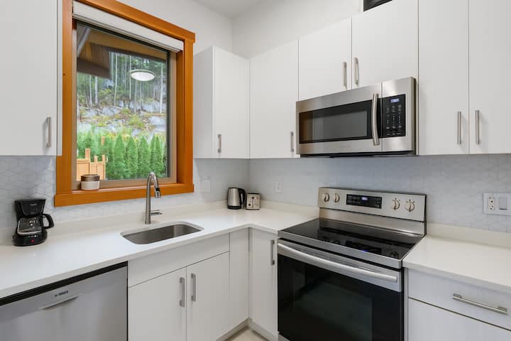 Modern & Stylish Peaceful Mountain Retreat - Whistler Blackcomb