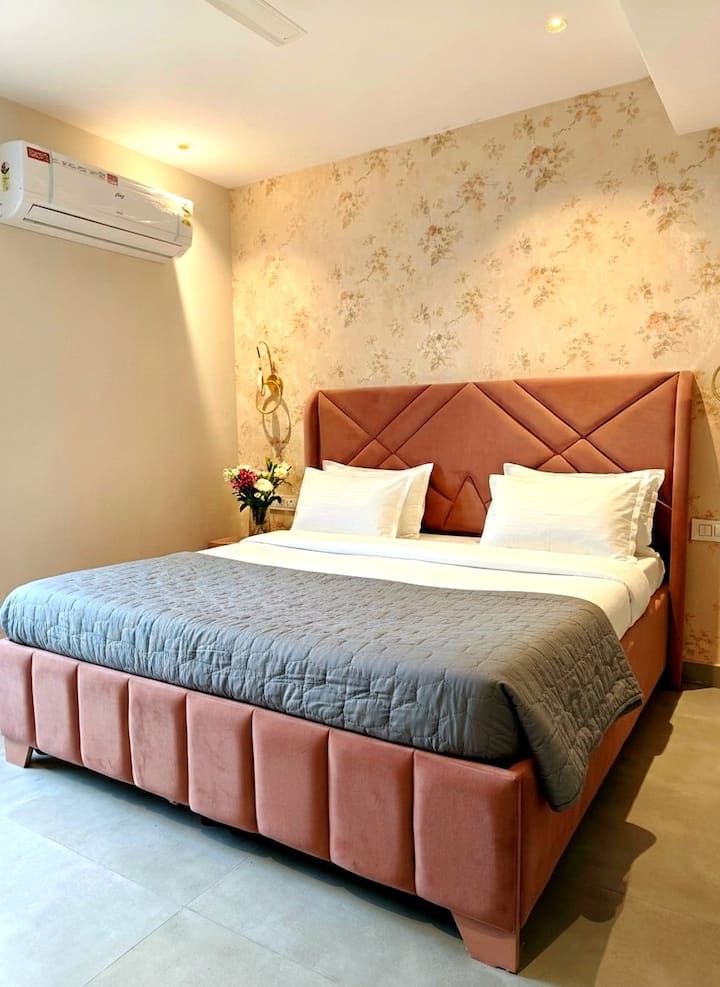 Stylish Haven | Couple Friendly | Self Check-in - Kharar