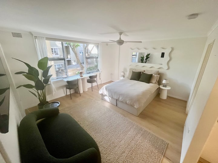 Modern Potts Point Studio With Pool & Parking - Sydney