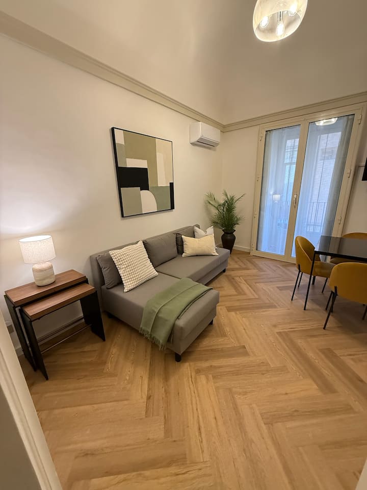 Historic Apartment With A View On Piazza Stesicoro - Catania