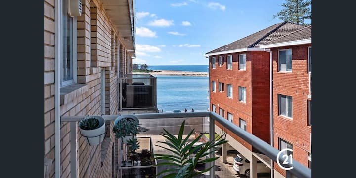 Coastal Minimalist Retreat Steps From The Water - The Entrance