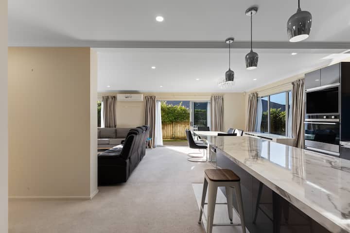 Architectural Retreat In Prestigious Whanganui - Whanganui