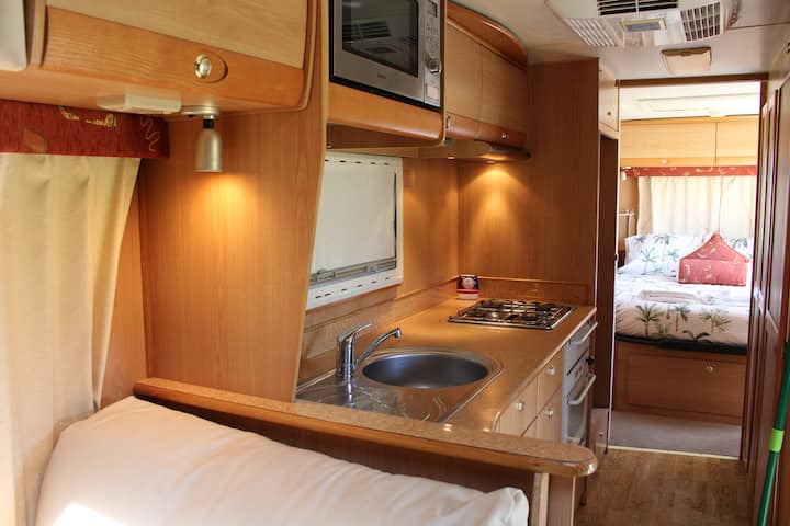 Motor Home Farm Stay - Self Contained - 譚沃思