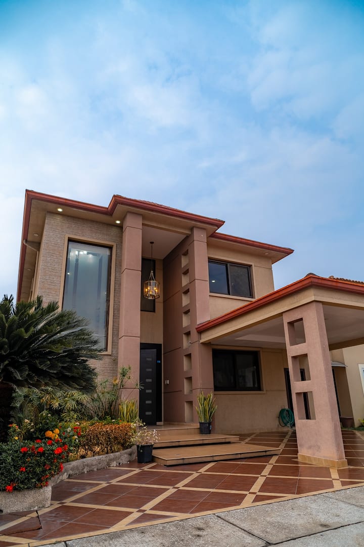 Via Samborondon, Tipo Mansion 6 Camas, Piscina Gym - Los Rios