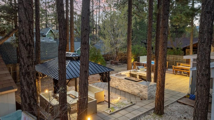 Mountain Escape | Hot Tub, Bbq & Forest Views - Big Bear Lake, CA