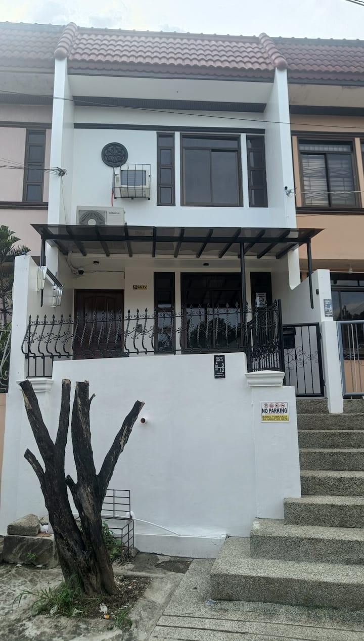Luxurious Townhouse With Terrace/free St Parking - Las Piñas