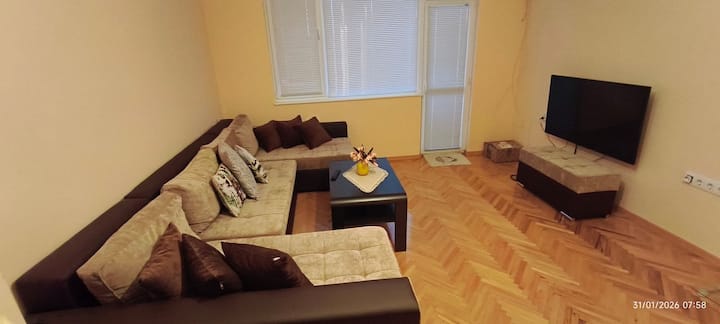 Спокоен тристаен апартамент с гледка към града - Momchilgrad