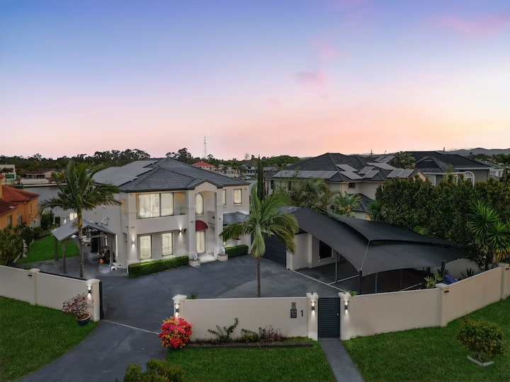 Serene 5br Waterfront Escape | Pool & Prestige - Nerang