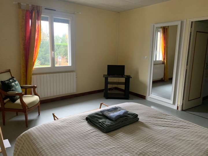 Chambre Soleil, Accès Cuisine Et Salon - Allier