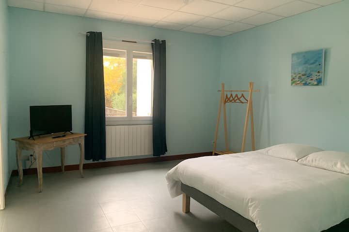 L'arbre De Vie, Chambre Pmr, Cuisine Et Salon - Montmarault