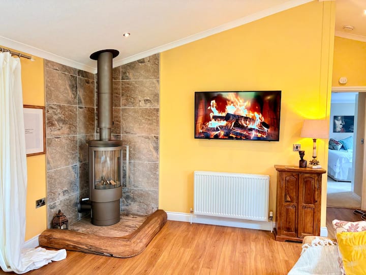 Hot Tub, Lake View, Peaceful Woodland Retreat - Rudyard Lake