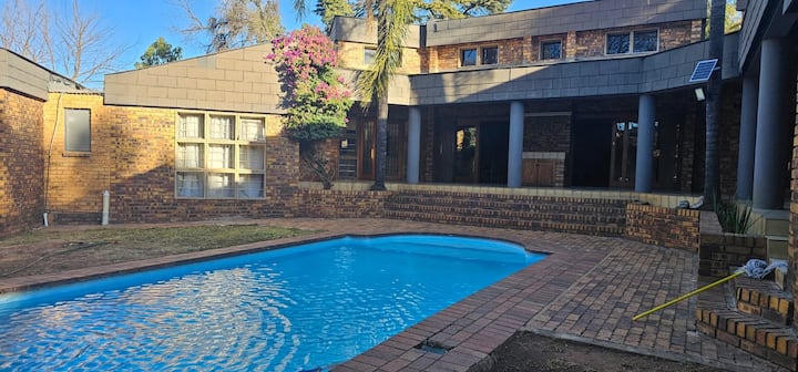 Spacious 7 Bedroom House With Pool And Jacuzzi - Johannesburg
