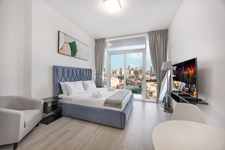 Modern Jvc Studio W/ Balcony, Pool & Parking - ドバイ
