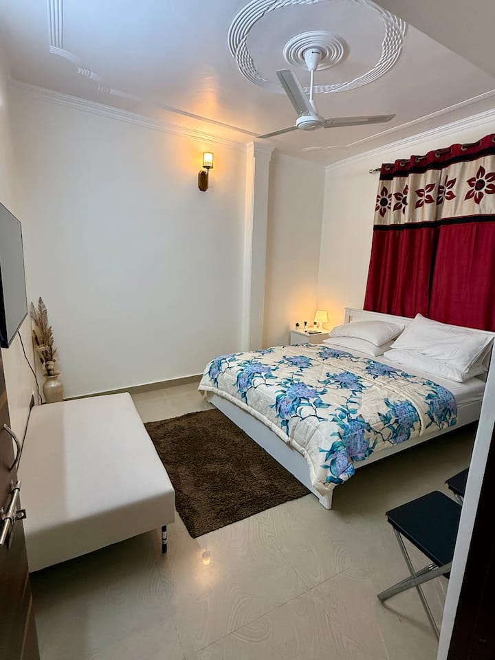 South Delhi Value Stay - At Ashram Metro Station - New Delhi