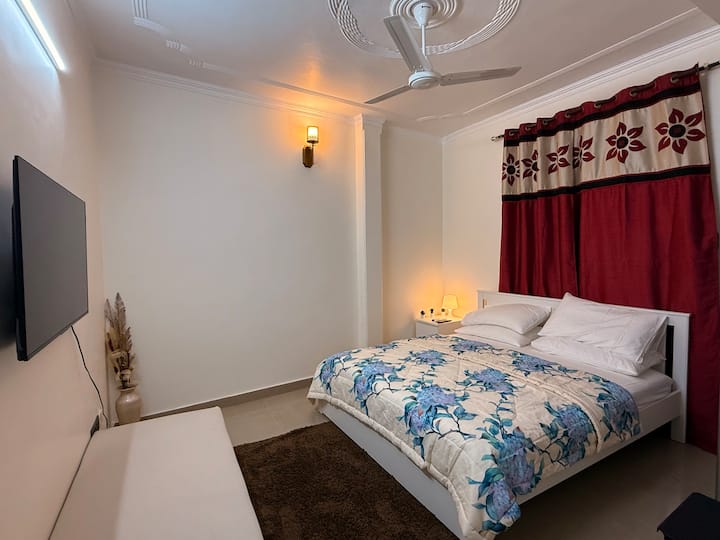 South Delhi Value Stay - At Ashram Metro Station - New Delhi