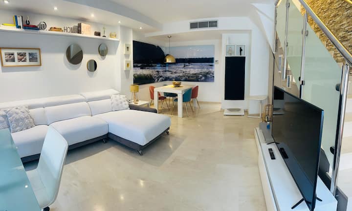 Modern Home With Terrace & Pool - Torrent