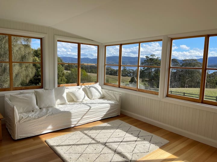 'Grasmere' Farmhouse With Private Foreshore Access - Bruny Island