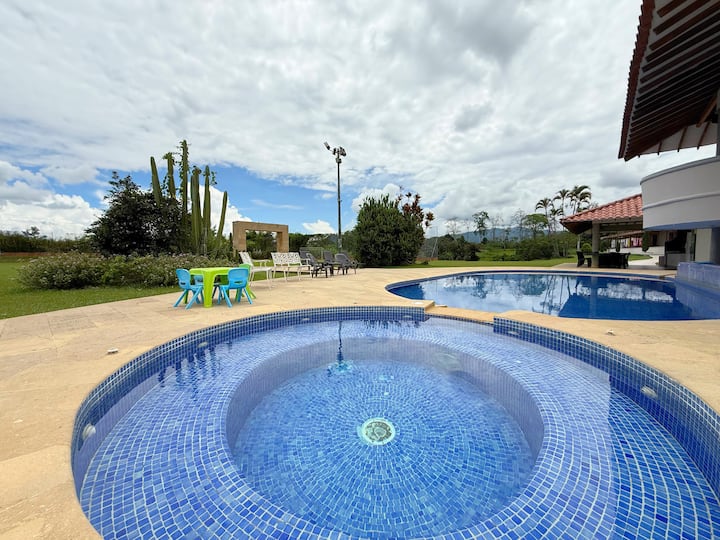 Agradable Finca Cerca De Pereira-cancha De Fútbol - Pereira
