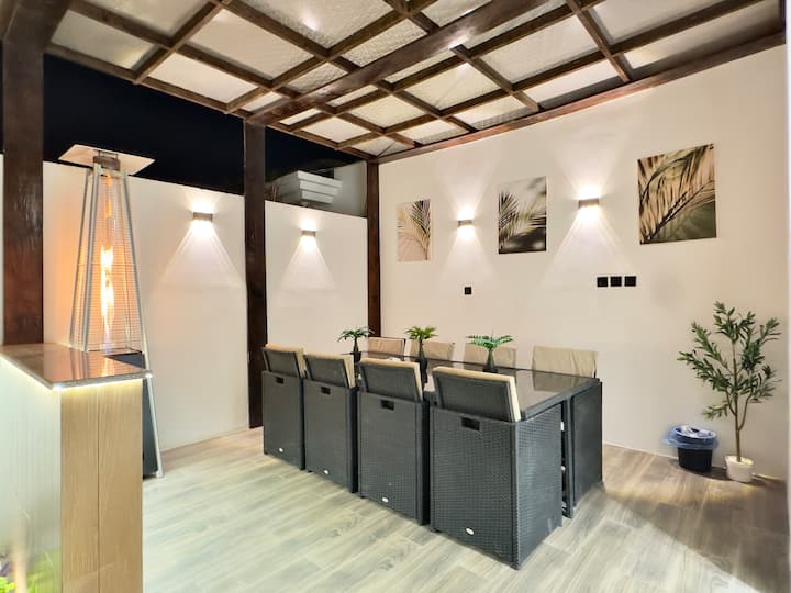 شقة راقية بغرفة نوم وصالة وجلسة خارجية مع حديقة - 사우디아라비아