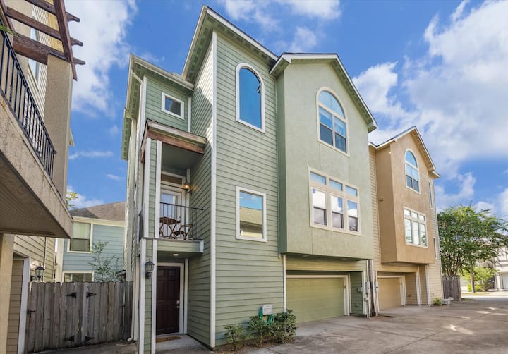 Heights Greenhouse: 3br Retreat By The Mkt Trail - Houston