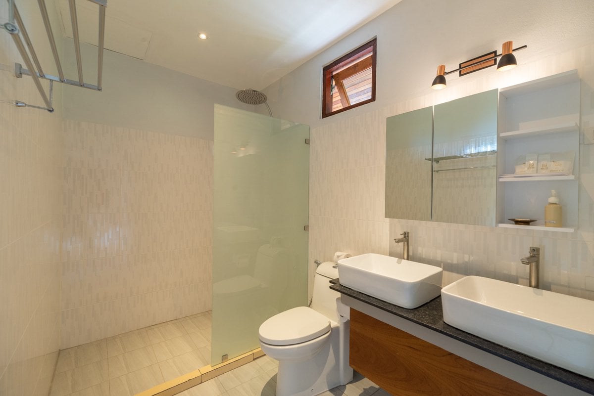 Comfortable twinbeds studio near airport with pool - Bed and breakfasts ...