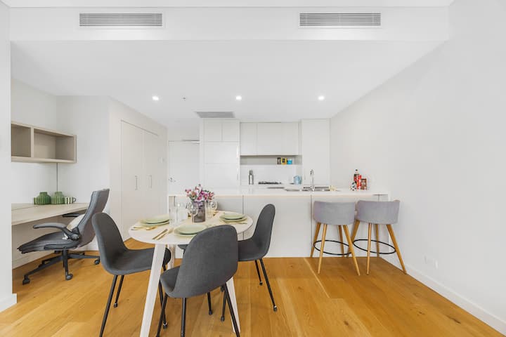 Light Filled 2-brd Apt With Pool & Shopping Center - Hornsby